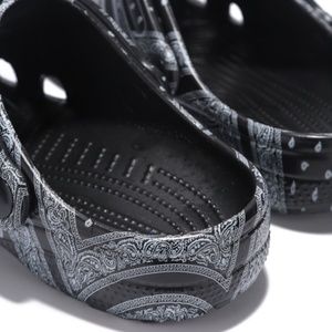 Shoe Affair | Shoes | Bandana Print Croc Style Lightweight Clogs Black ...